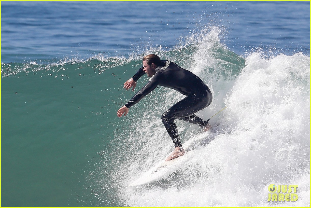 Chris Hemsworth's Muscles Bulge Out of His Tight Wetsuit: Photo 3068872 ...
