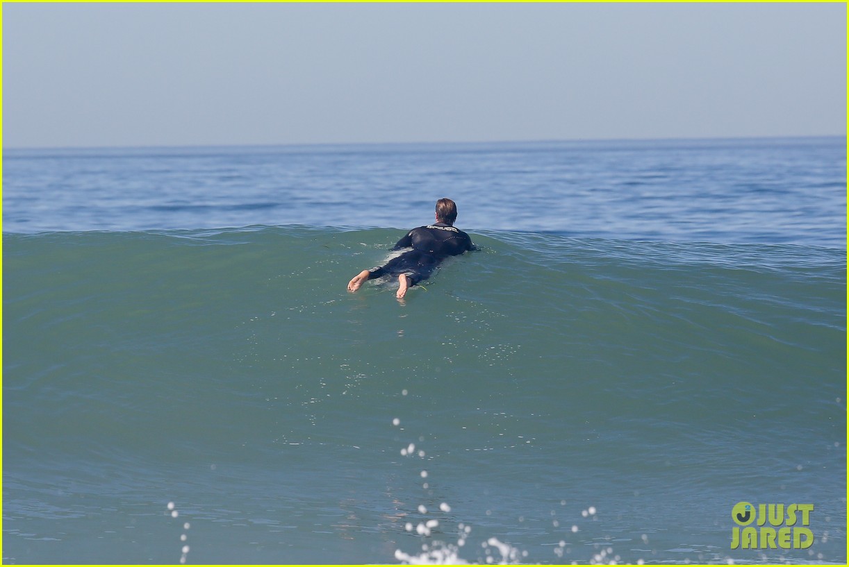 Chris Hemsworth's Muscles Bulge Out of His Tight Wetsuit: Photo 3068873 ...