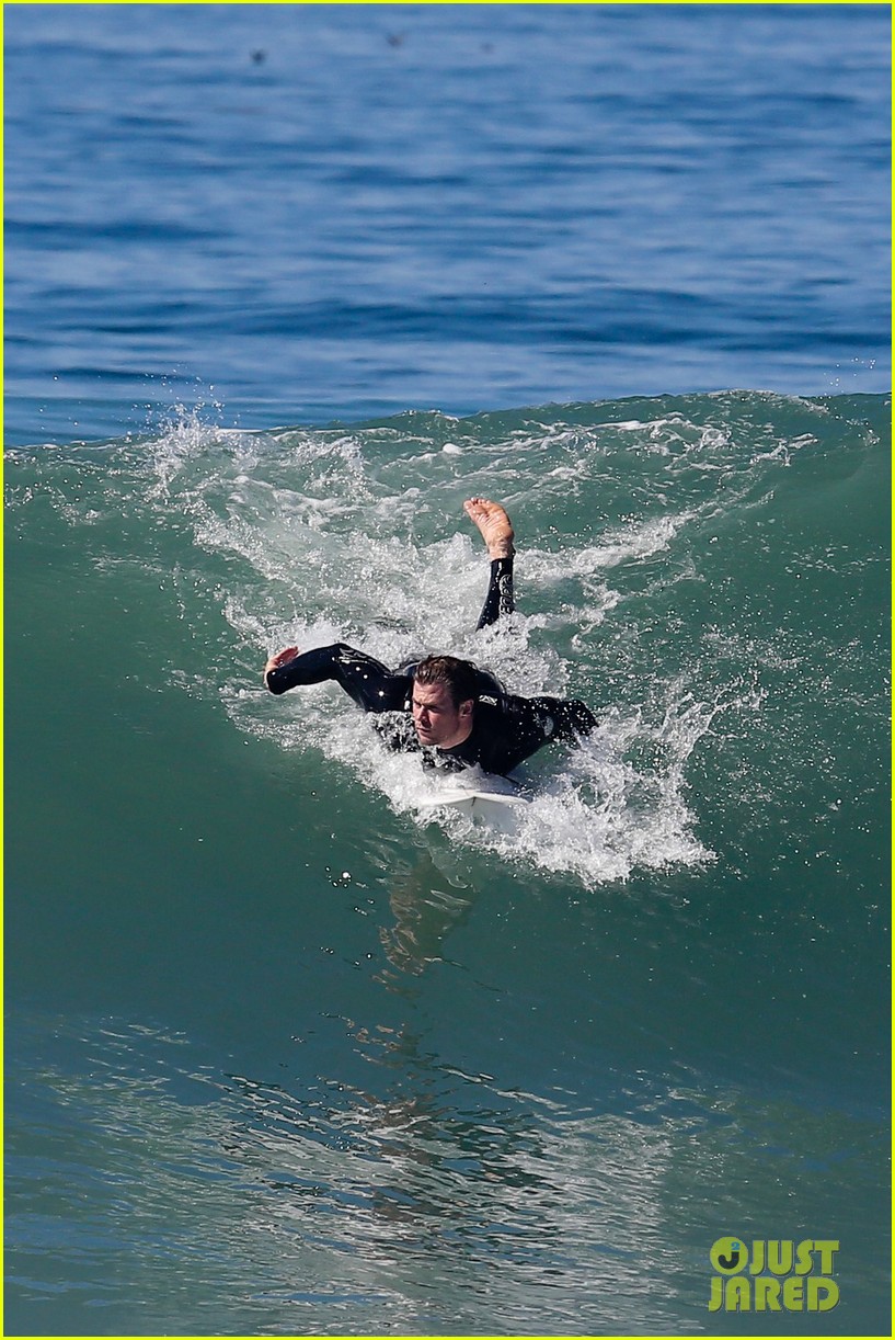 Chris Hemsworth's Muscles Bulge Out of His Tight Wetsuit: Photo 3068876 ...