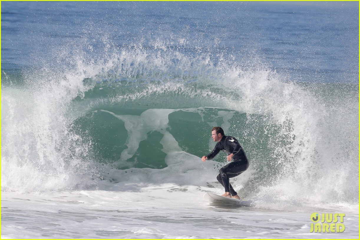Chris Hemsworth's Muscles Bulge Out of His Tight Wetsuit: Photo 3068880 ...