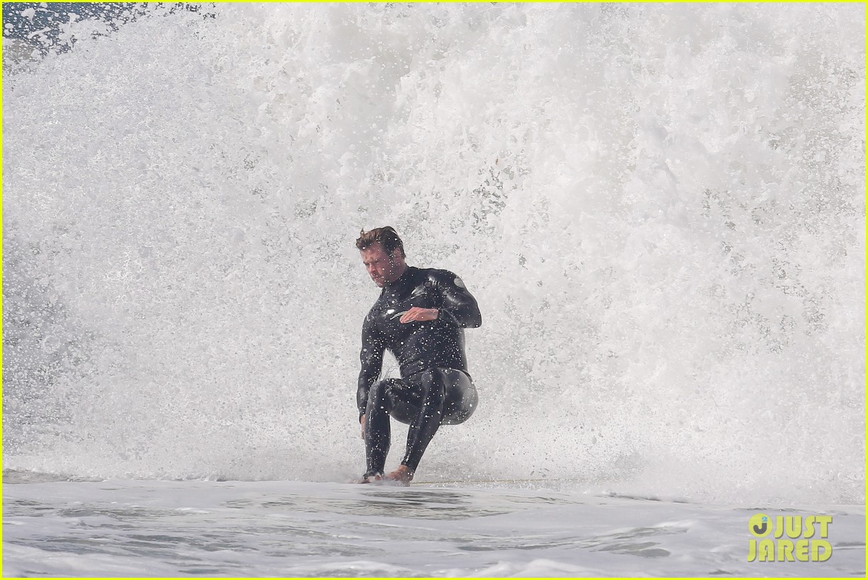 Chris Hemsworth's Muscles Bulge Out of His Tight Wetsuit: Photo 3068881 ...