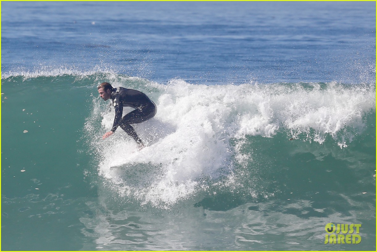 Chris Hemsworth's Muscles Bulge Out of His Tight Wetsuit: Photo 3068882 ...