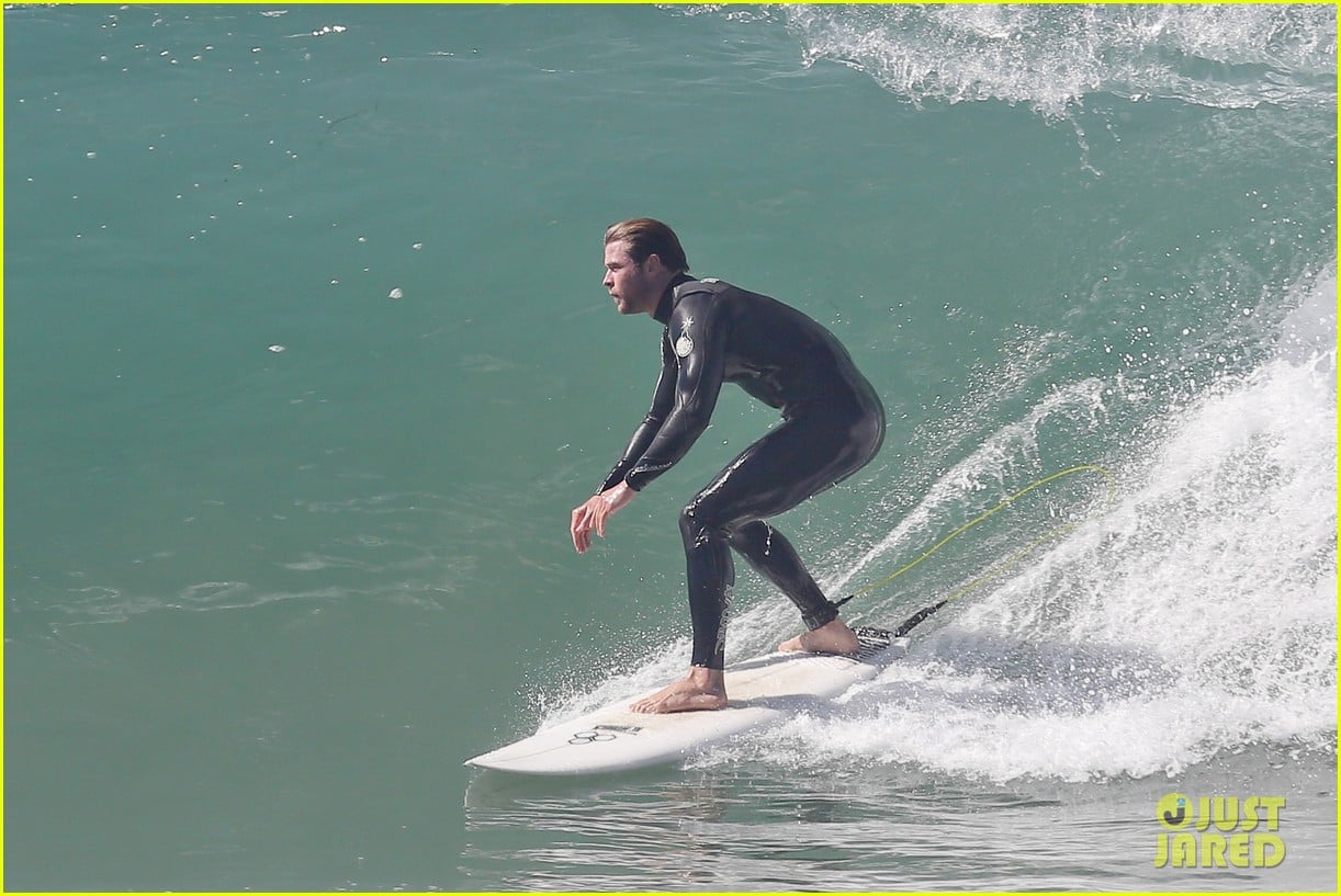 Chris Hemsworth's Muscles Bulge Out of His Tight Wetsuit: Photo 3068884 ...