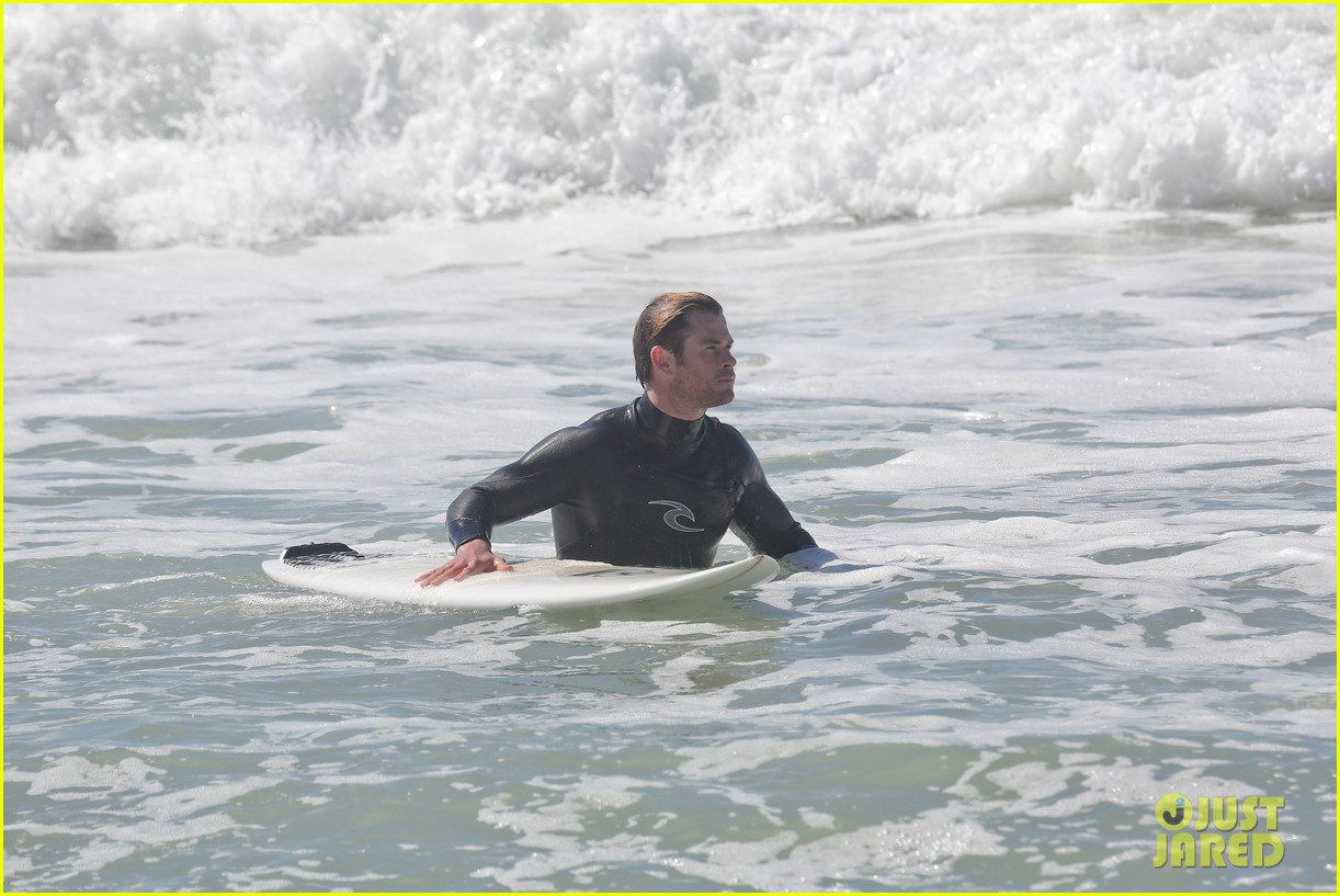 Chris Hemsworth's Muscles Bulge Out of His Tight Wetsuit: Photo 3068885 ...
