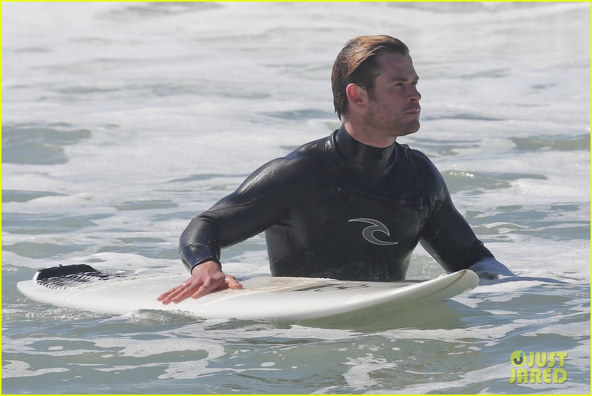 Chris Hemsworth's Muscles Bulge Out of His Tight Wetsuit: Photo 3068886 ...