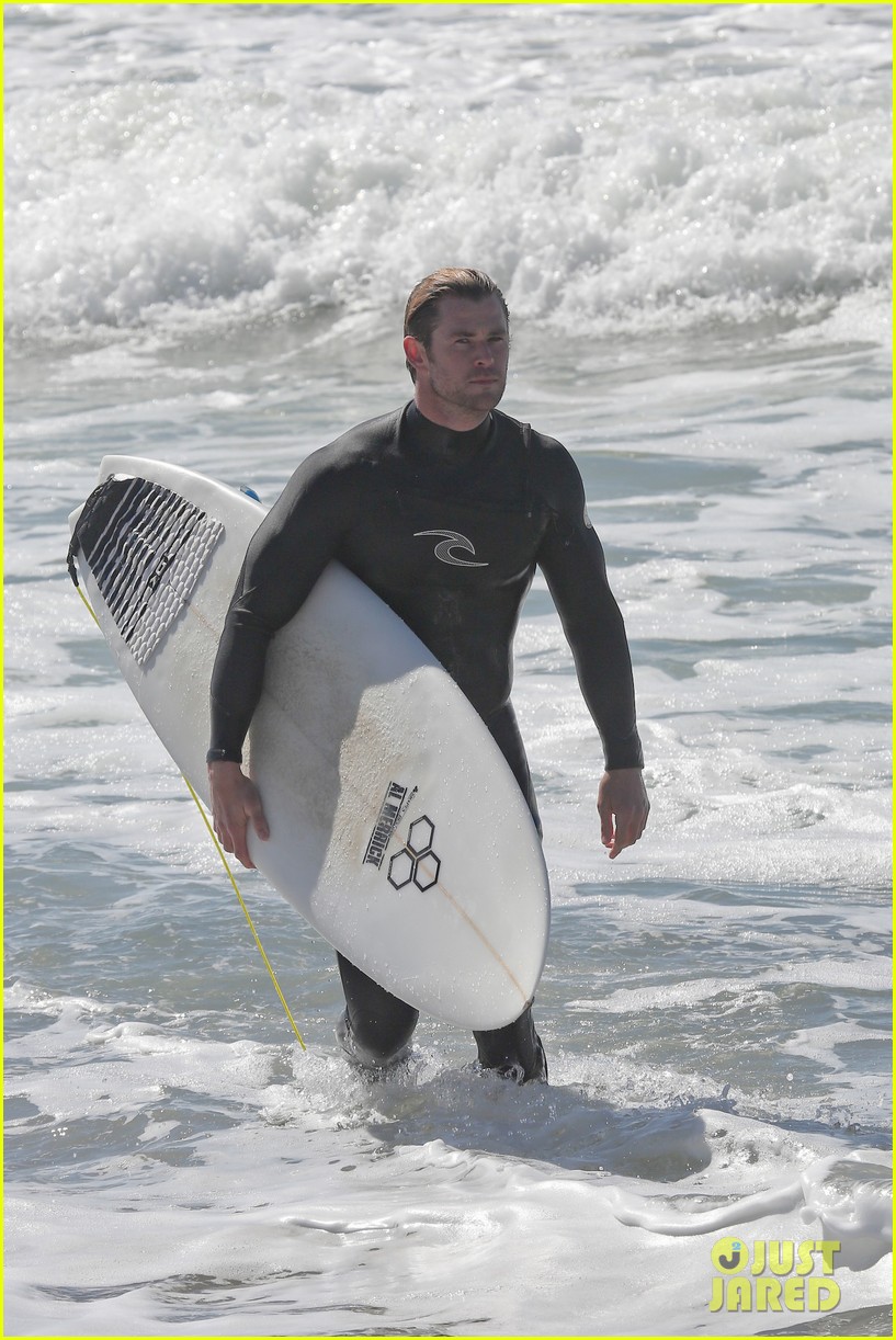 Chris Hemsworth's Muscles Bulge Out of His Tight Wetsuit: Photo 3068888 ...