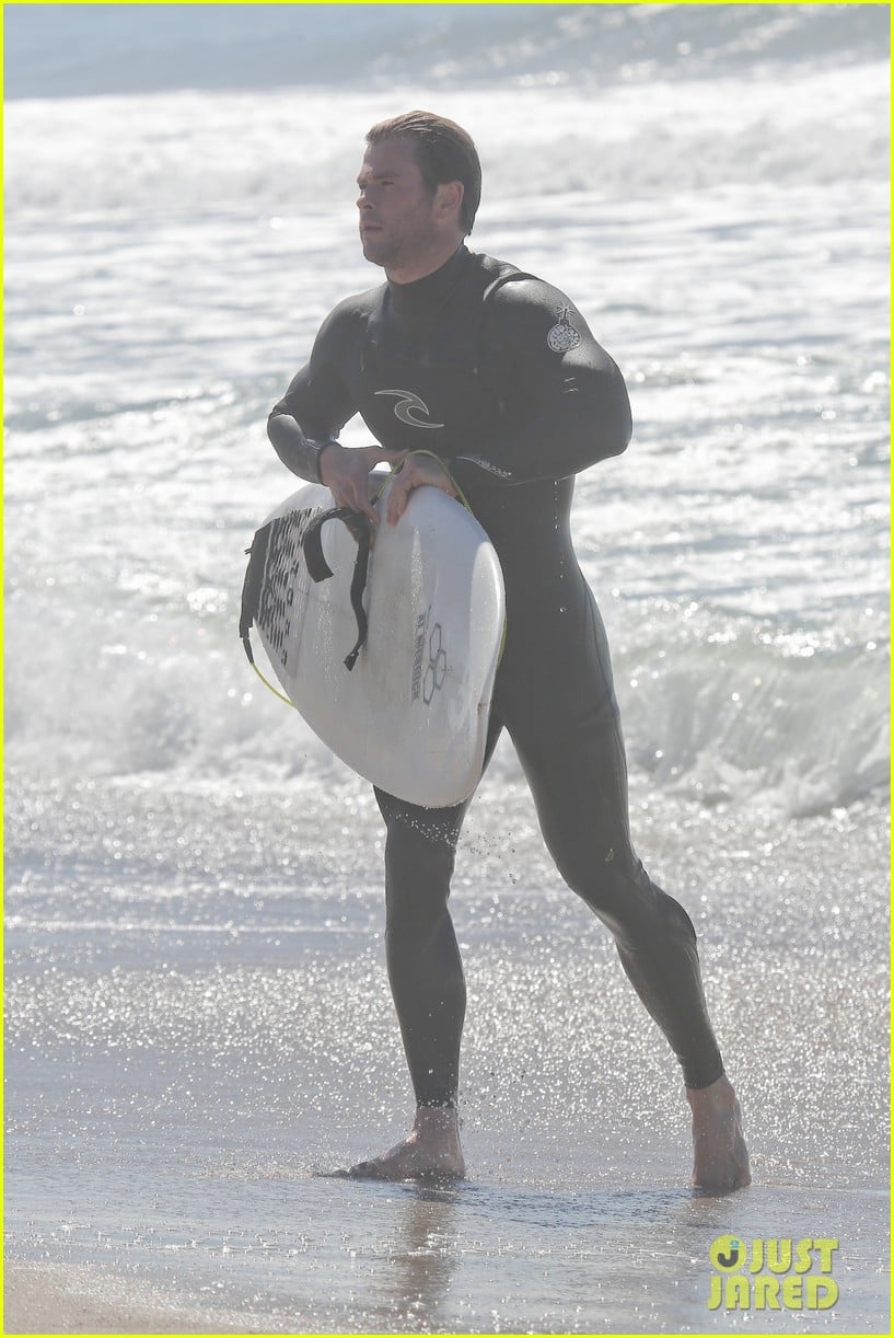 Chris Hemsworth's Muscles Bulge Out of His Tight Wetsuit: Photo 3068892 ...