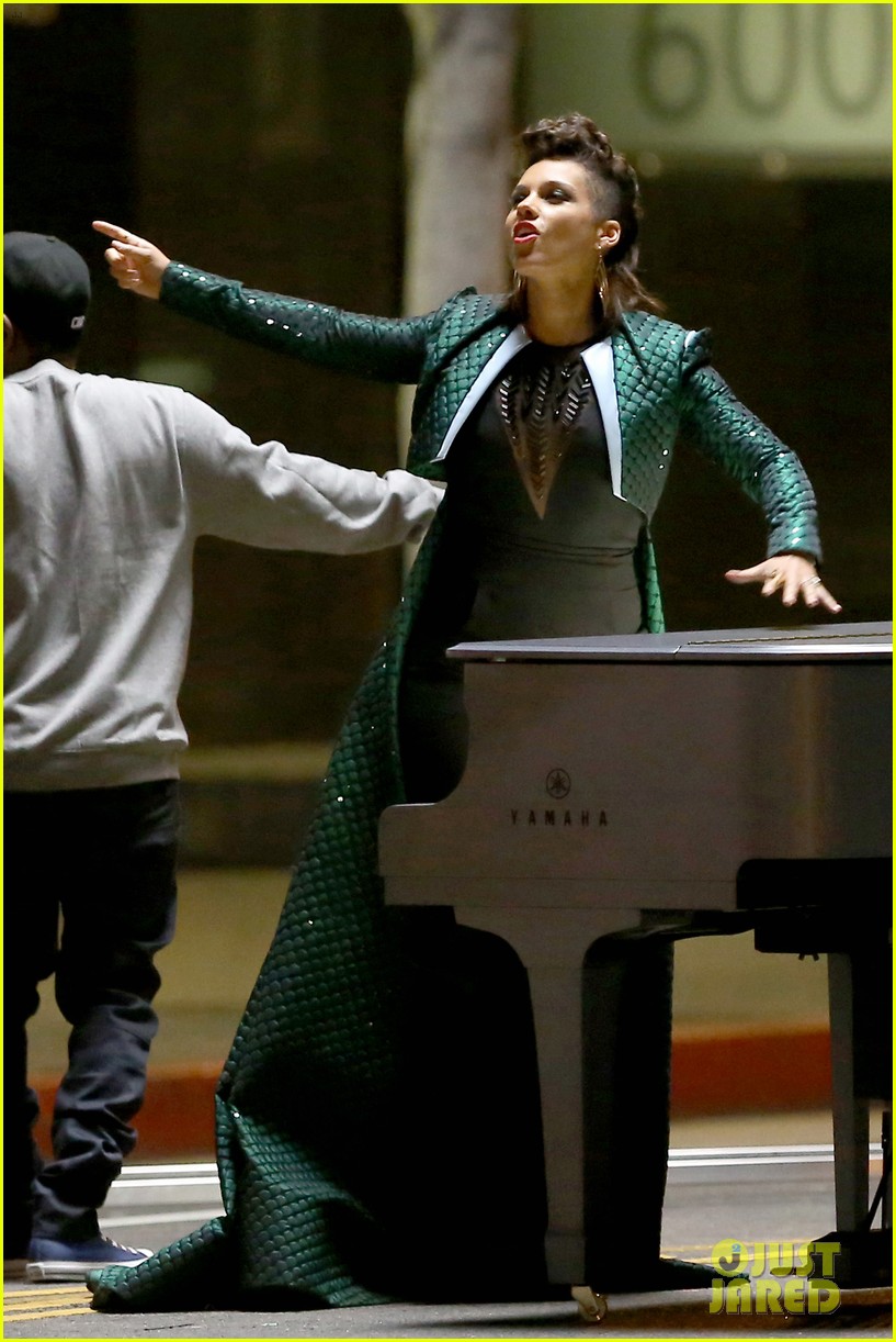 Alicia Keys Plays the Keys for Her 'It's On Again' Video Shoot!: Photo ...