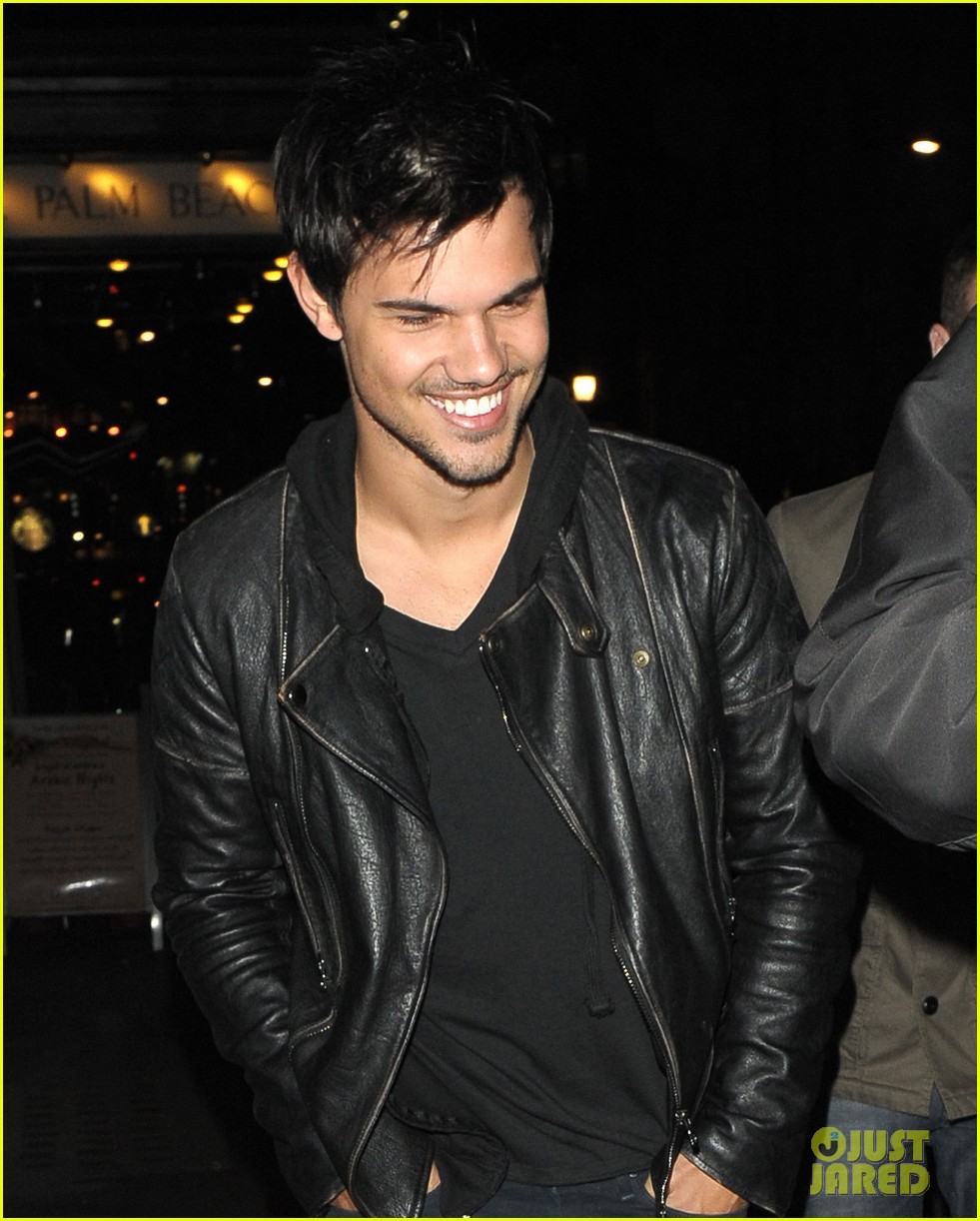 Taylor Lautner Shares Laughs with His Buddies in London: Photo 3075065 ...