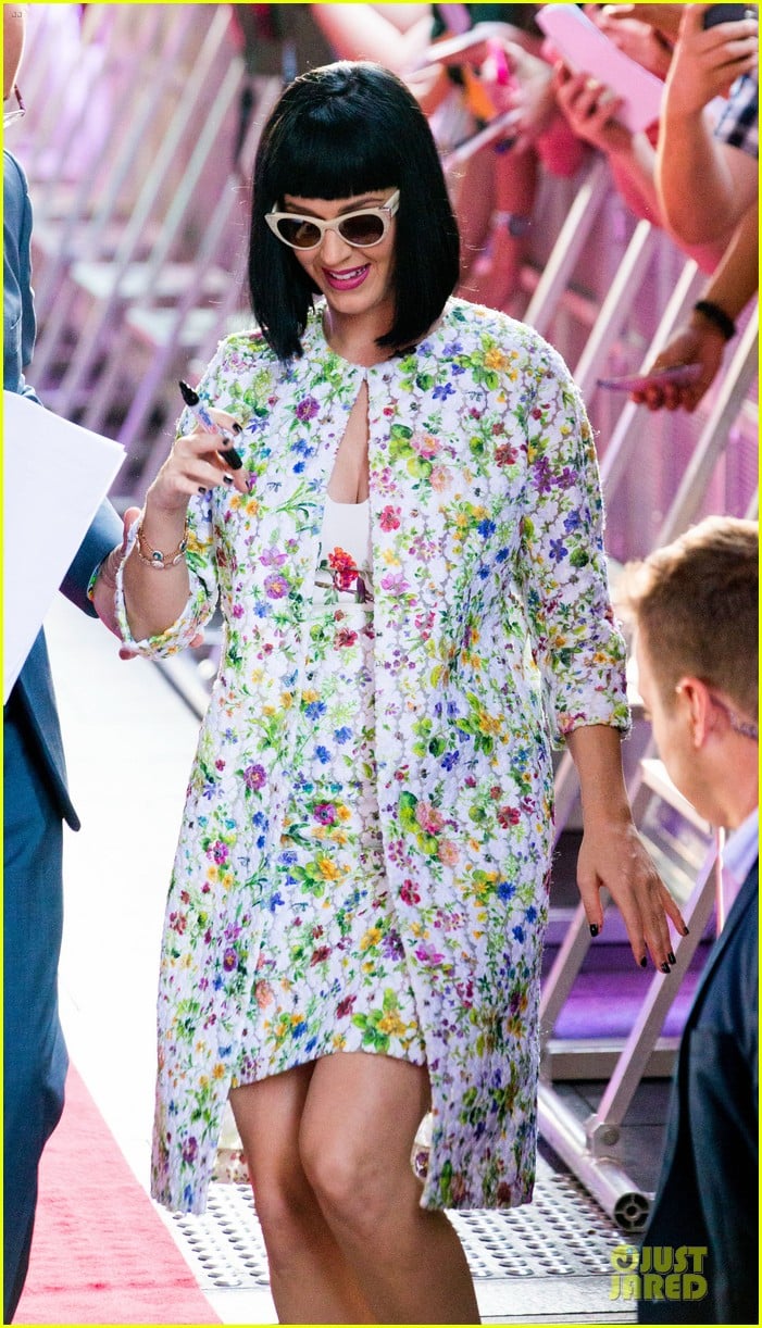 Katy Perry Talks Miley Cyrus' Infamous Tongue & Kissing Her!: Photo ...