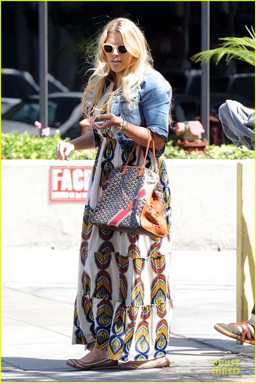 Photo Busy Philipps Singing Is Thrilling Adventure 10 Photo 3081211 Just Jared photo-busy-philipps-singing-is-thrilling-adventure-10-photo-3081211-just-jared