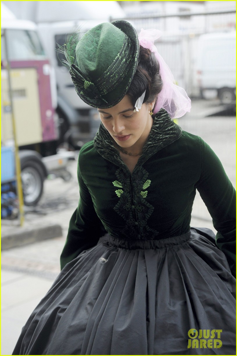 Daniel Radcliffe & Jessica Brown Findlay Wear Period Garb for ...