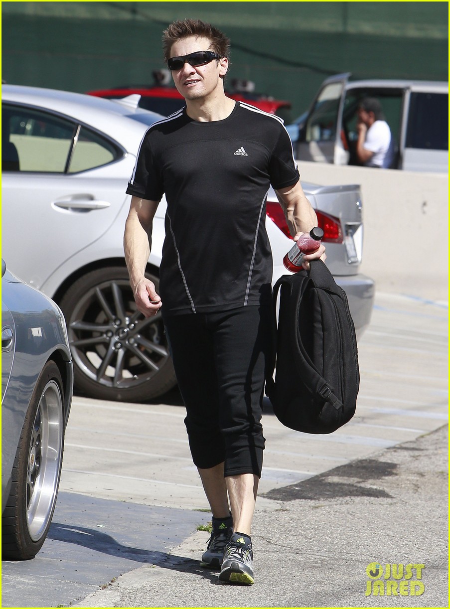 Jeremy Renner Keeps His Action Hero Body in Tip Top Shape!: Photo ...
