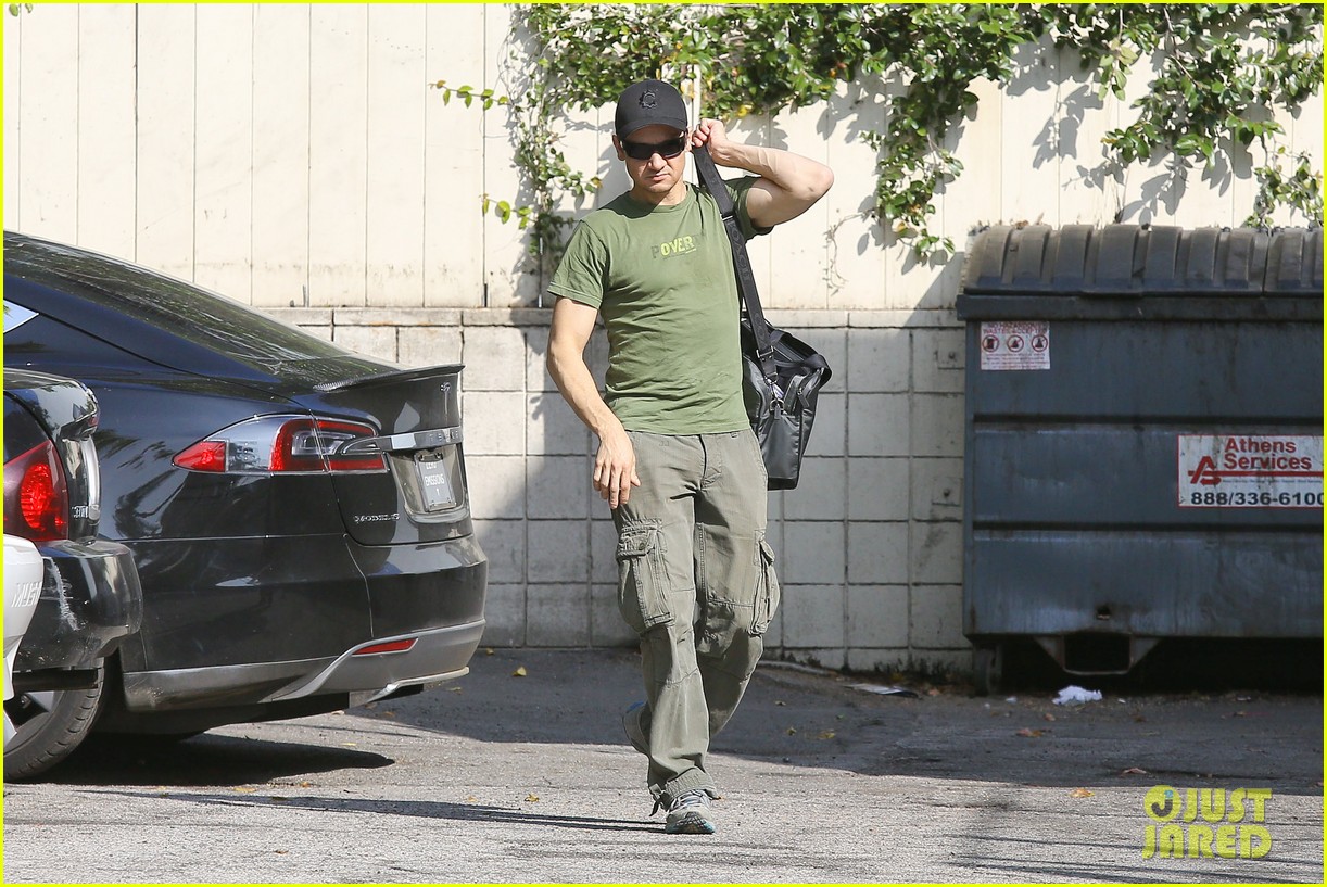 Jeremy Renner Sings on Stage in 'American Hustle' Deleted Scene - Watch ...