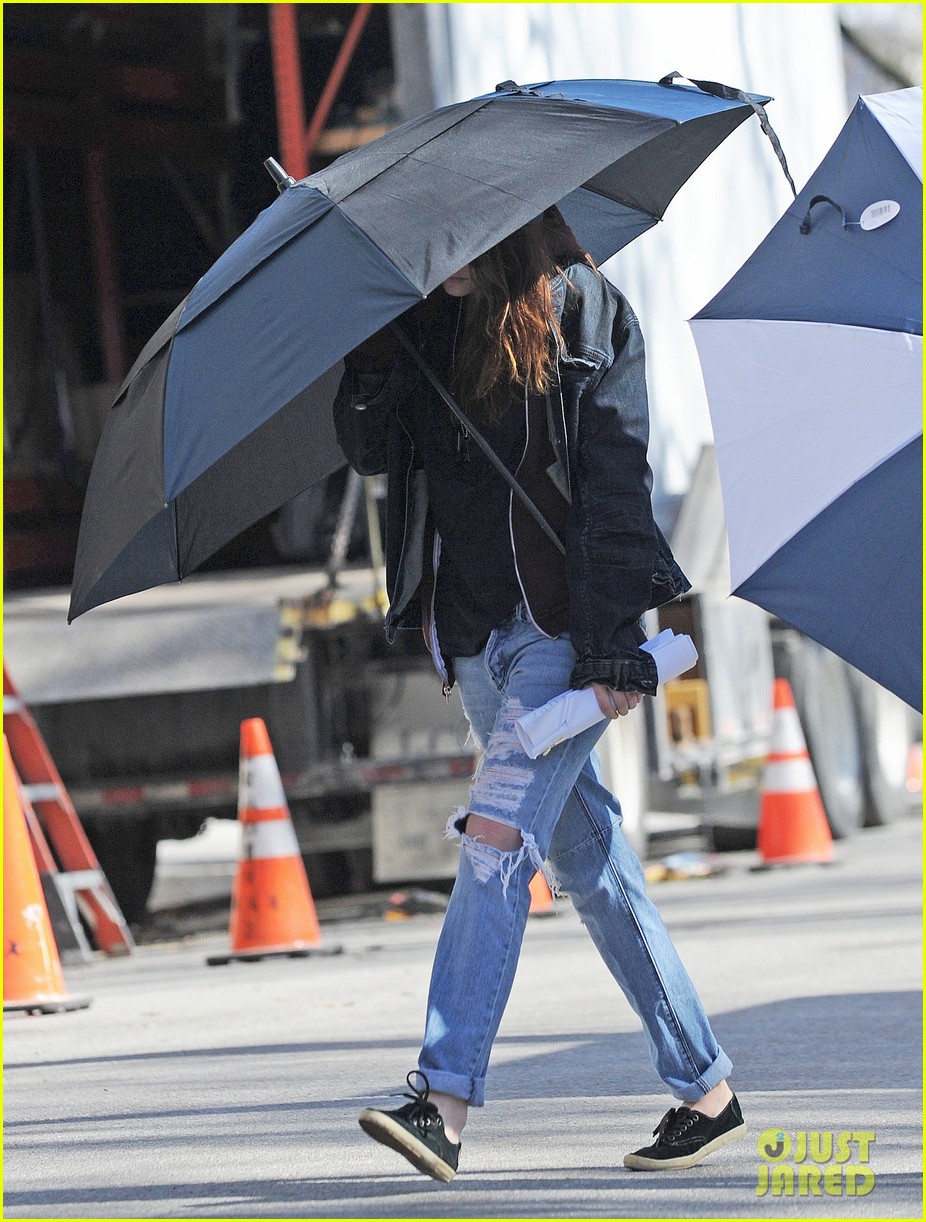 Kristen Stewart Shields Herself with an Umbrella on Set: Photo 3067620 ...