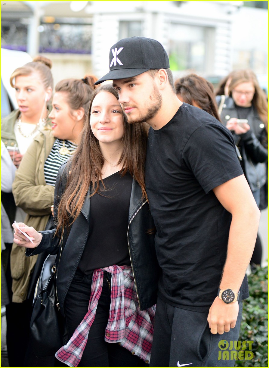 Harry Styles Lunches in Los Angeles Without One Direction: Photo ...