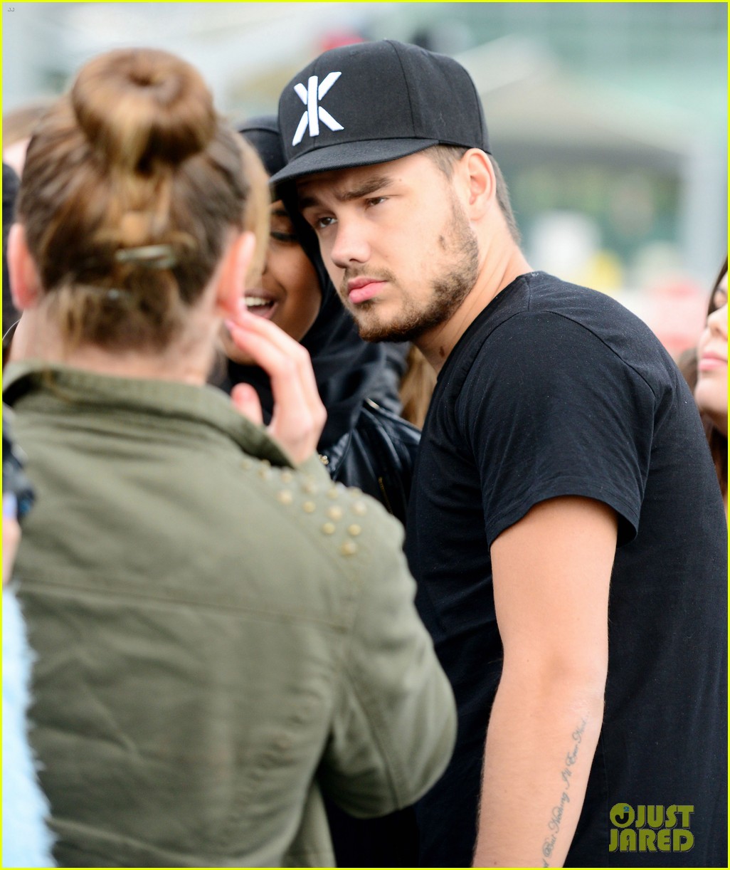 Harry Styles Lunches in Los Angeles Without One Direction: Photo ...