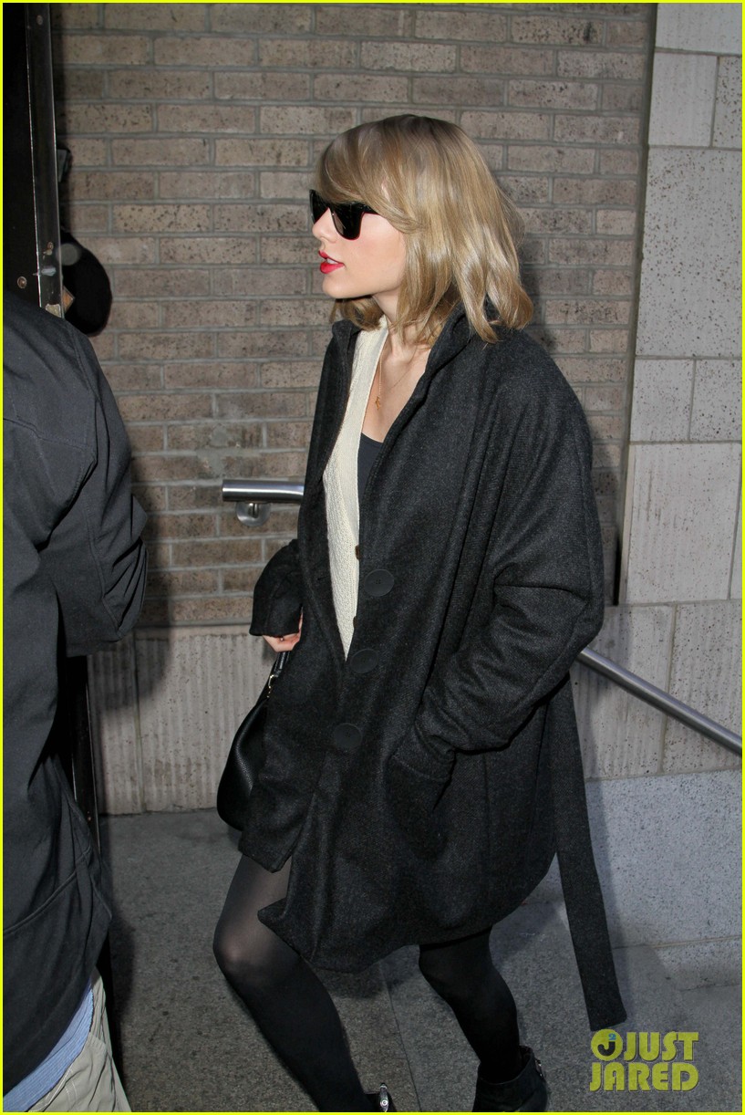 Taylor Swift Goes Above & Beyond for Children's Hospital Visit: Photo ...