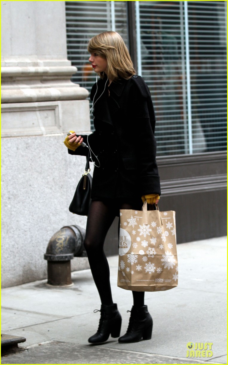 Taylor Swift Paints Watercolor Flowers to Let Her Creative Juices Run ...