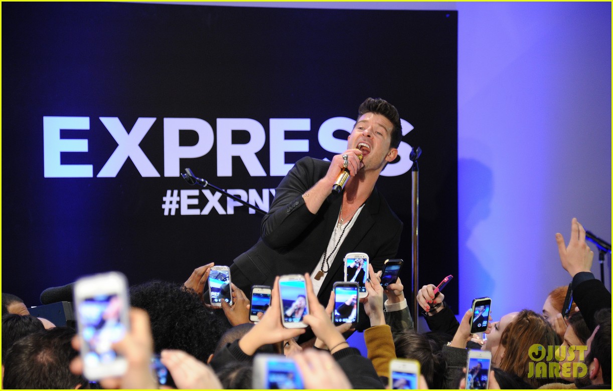 Robin Thicke Hits the Stage at Express Times Square Grand Opening ...