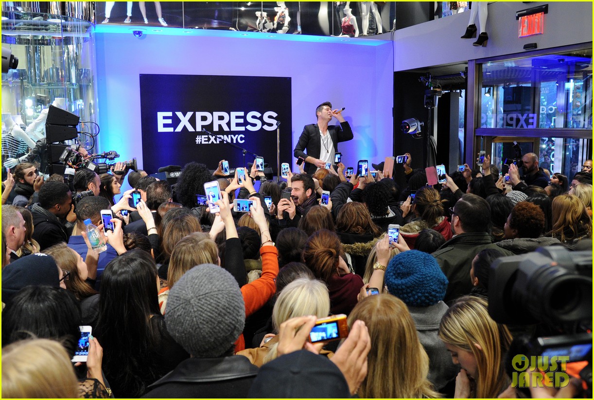 Robin Thicke Hits the Stage at Express Times Square Grand Opening ...