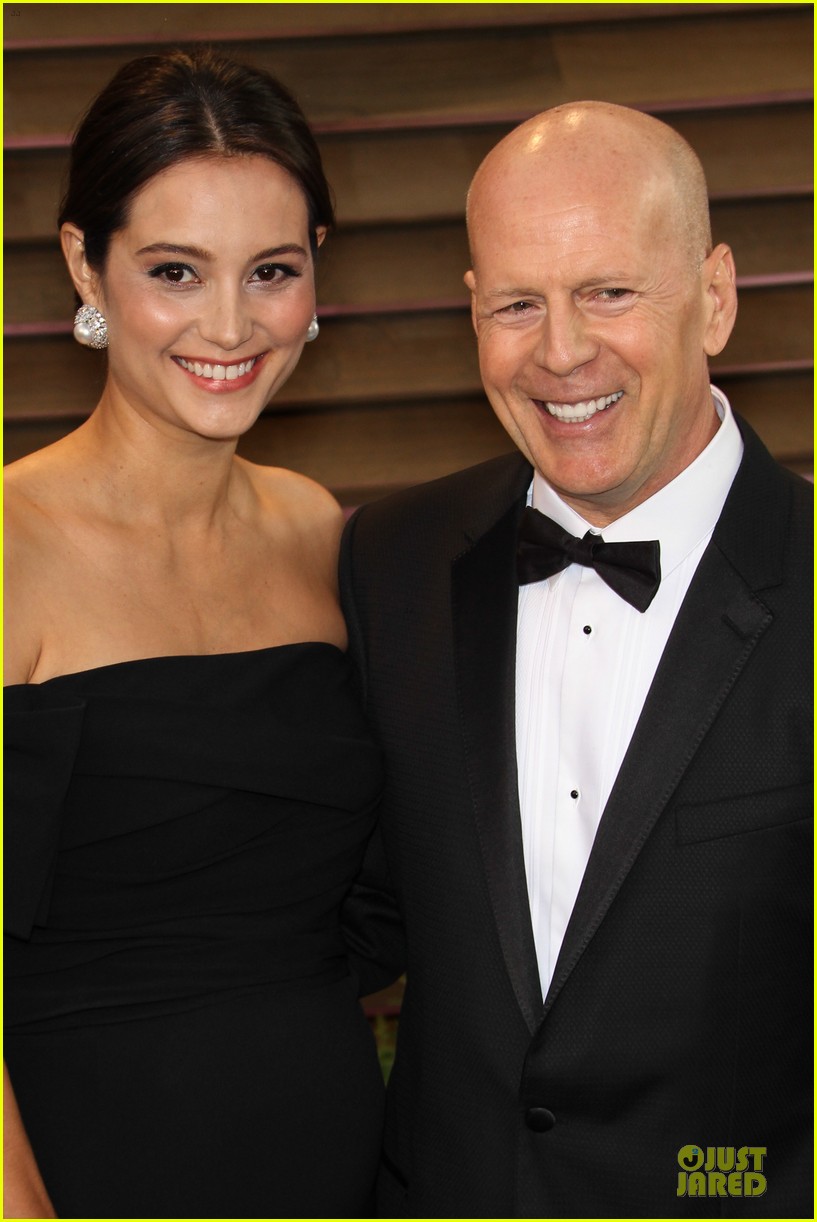 Bruce Willis Cradles Emma Heming's Growing Baby Bump at Vanity Fair ...