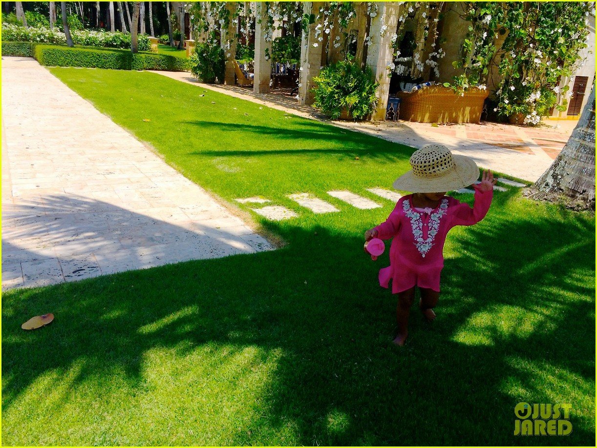 Beyonce & Blue Ivy Meet the Easter Bunny in Adorable New Pics!: Photo ...