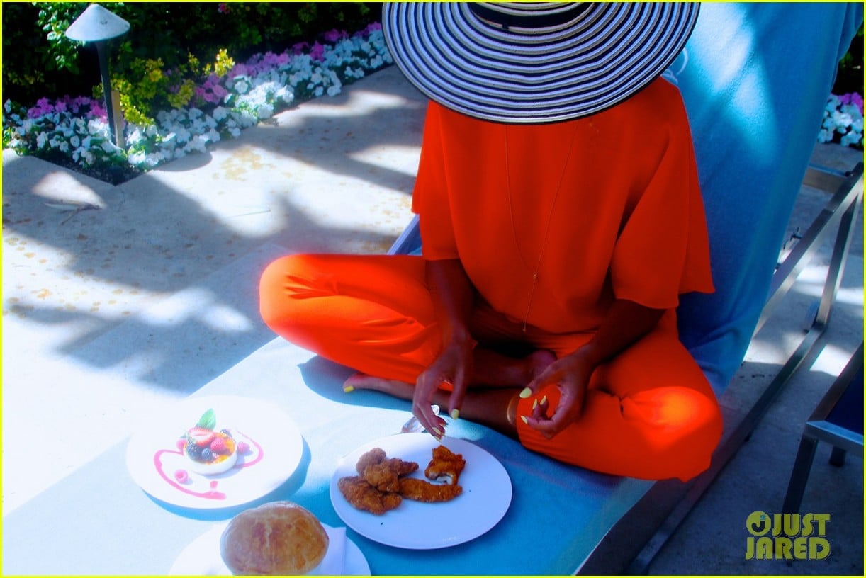 Beyonce & Blue Ivy Meet the Easter Bunny in Adorable New Pics!: Photo ...