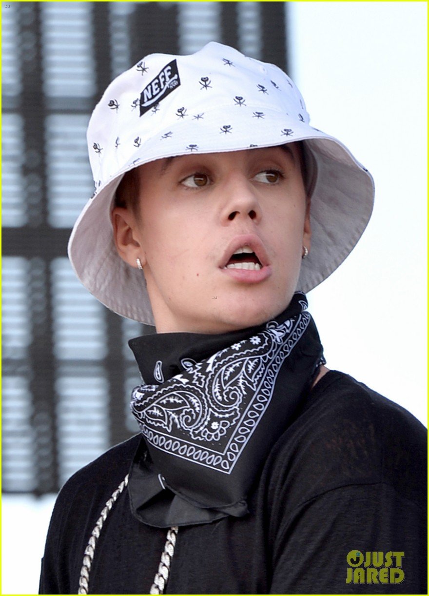 Justin Bieber Surprises Coachella Crowd with Chance The Rapper! (Video ...