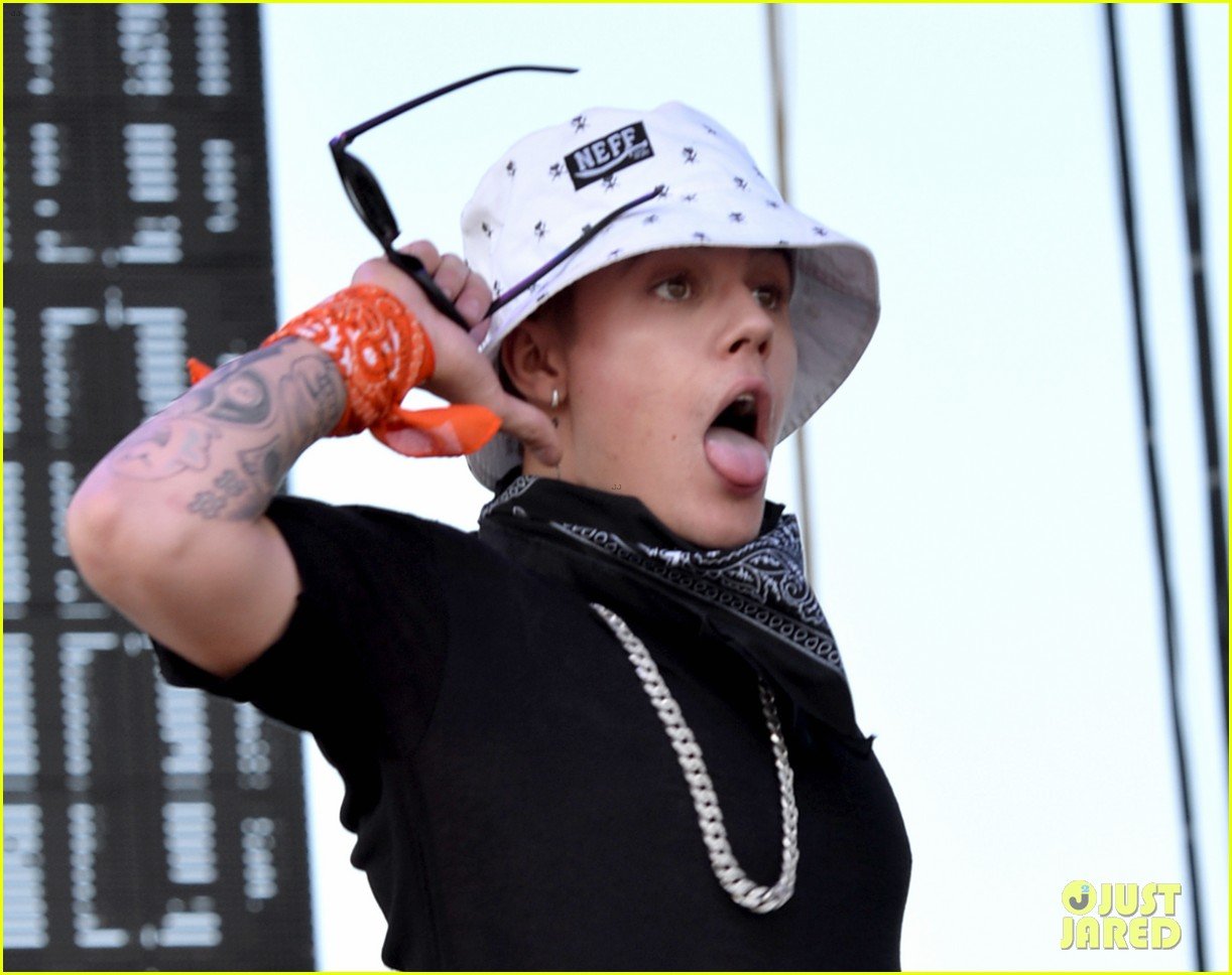 Justin Bieber Surprises Coachella Crowd with Chance The Rapper! (Video ...