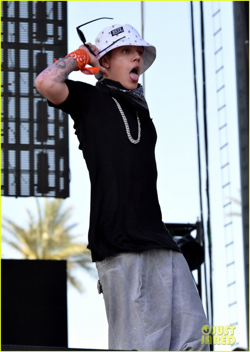 Justin Bieber Surprises Coachella Crowd with Chance The Rapper! (Video ...