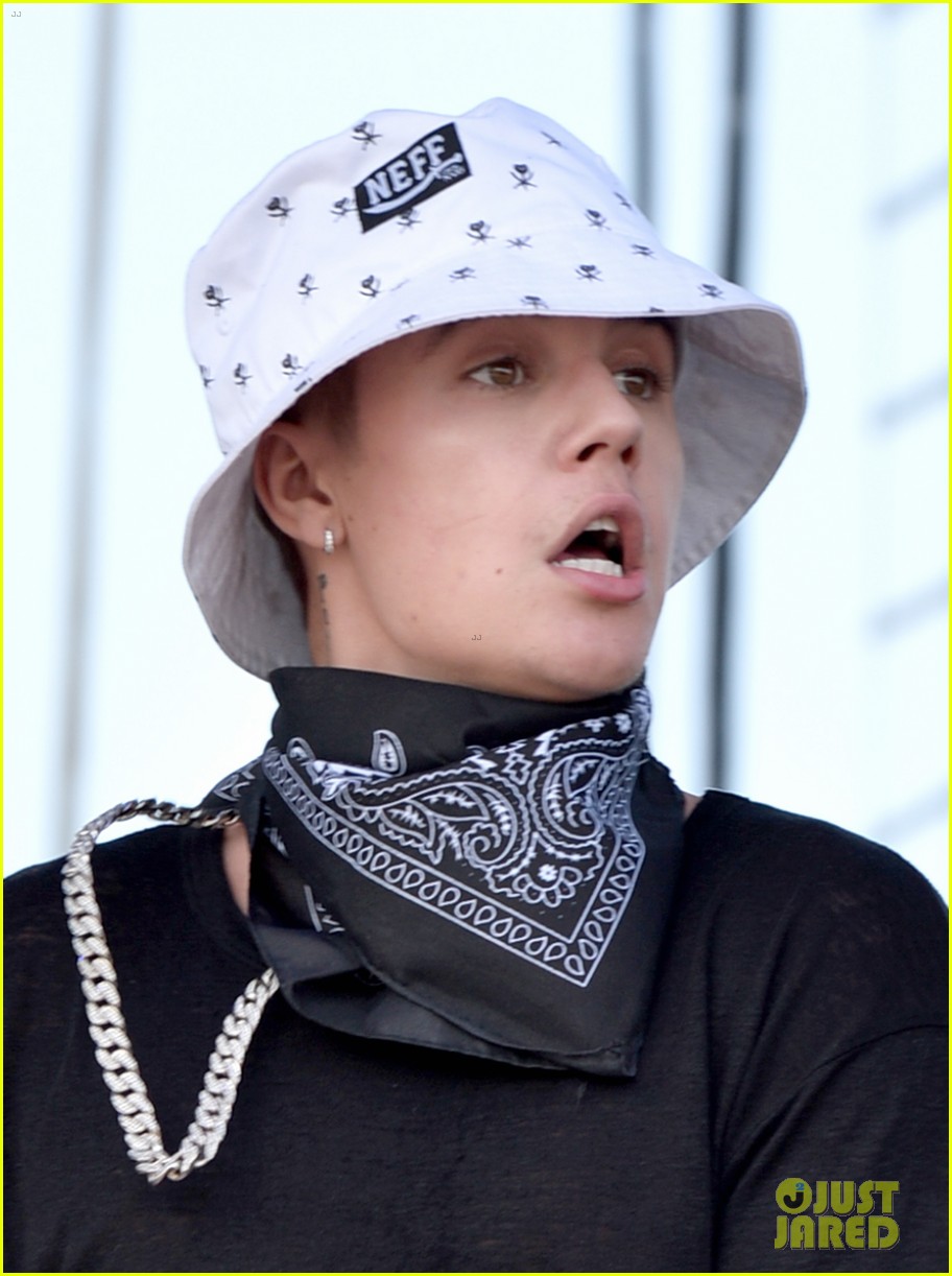 Justin Bieber Surprises Coachella Crowd with Chance The Rapper! (Video ...