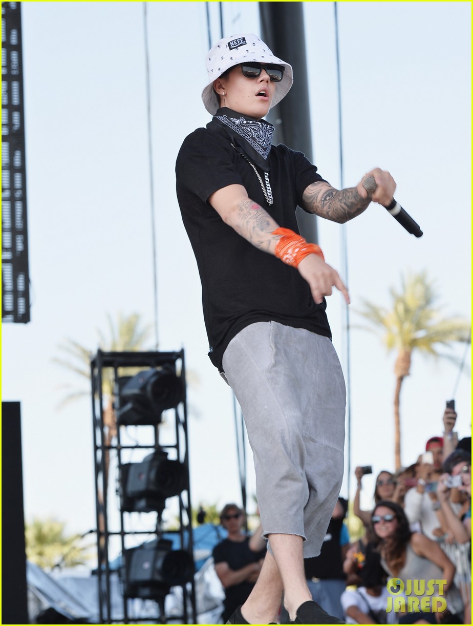 Justin Bieber Surprises Coachella Crowd with Chance The Rapper! (Video ...