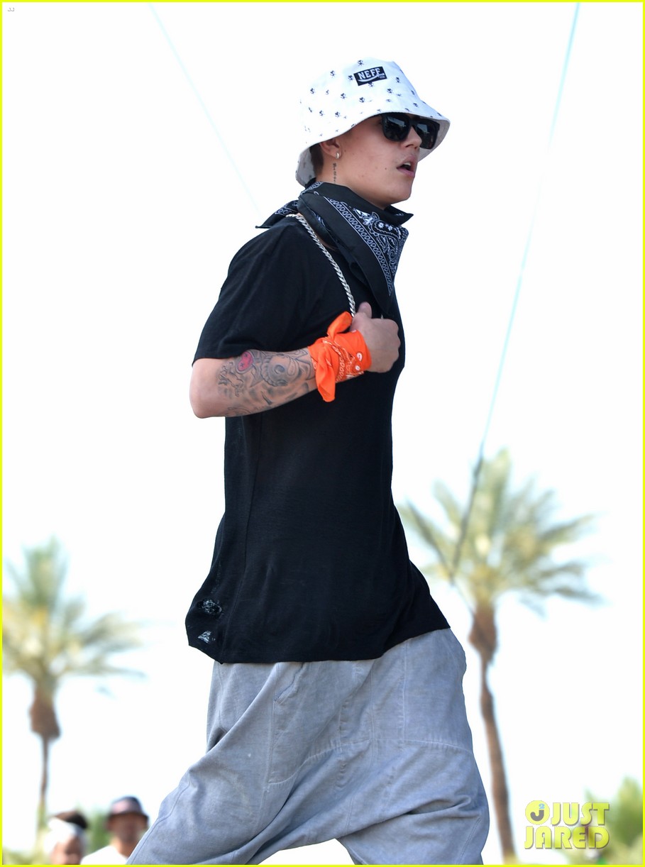 Justin Bieber Surprises Coachella Crowd with Chance The Rapper! (Video ...