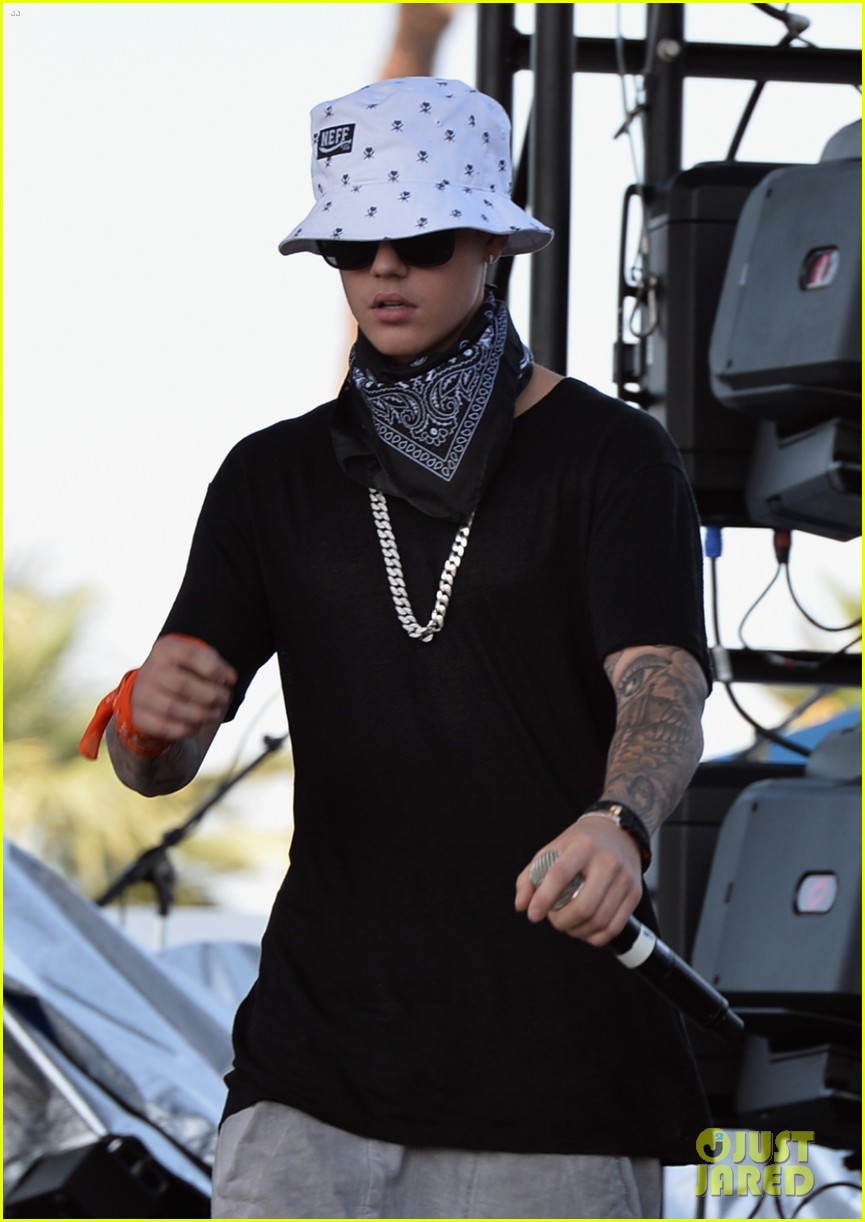 Justin Bieber Surprises Coachella Crowd with Chance The Rapper! (Video ...
