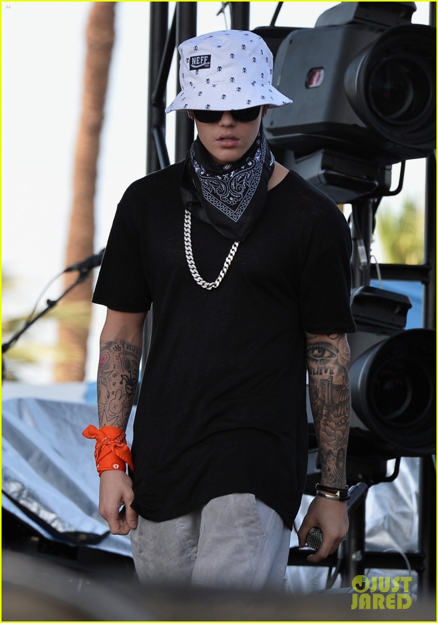 Justin Bieber Surprises Coachella Crowd with Chance The Rapper! (Video ...