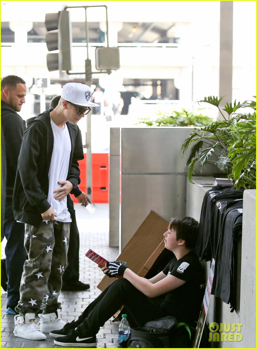 Justin Bieber's Pants Slide Down Super Low at Airport Security: Photo ...