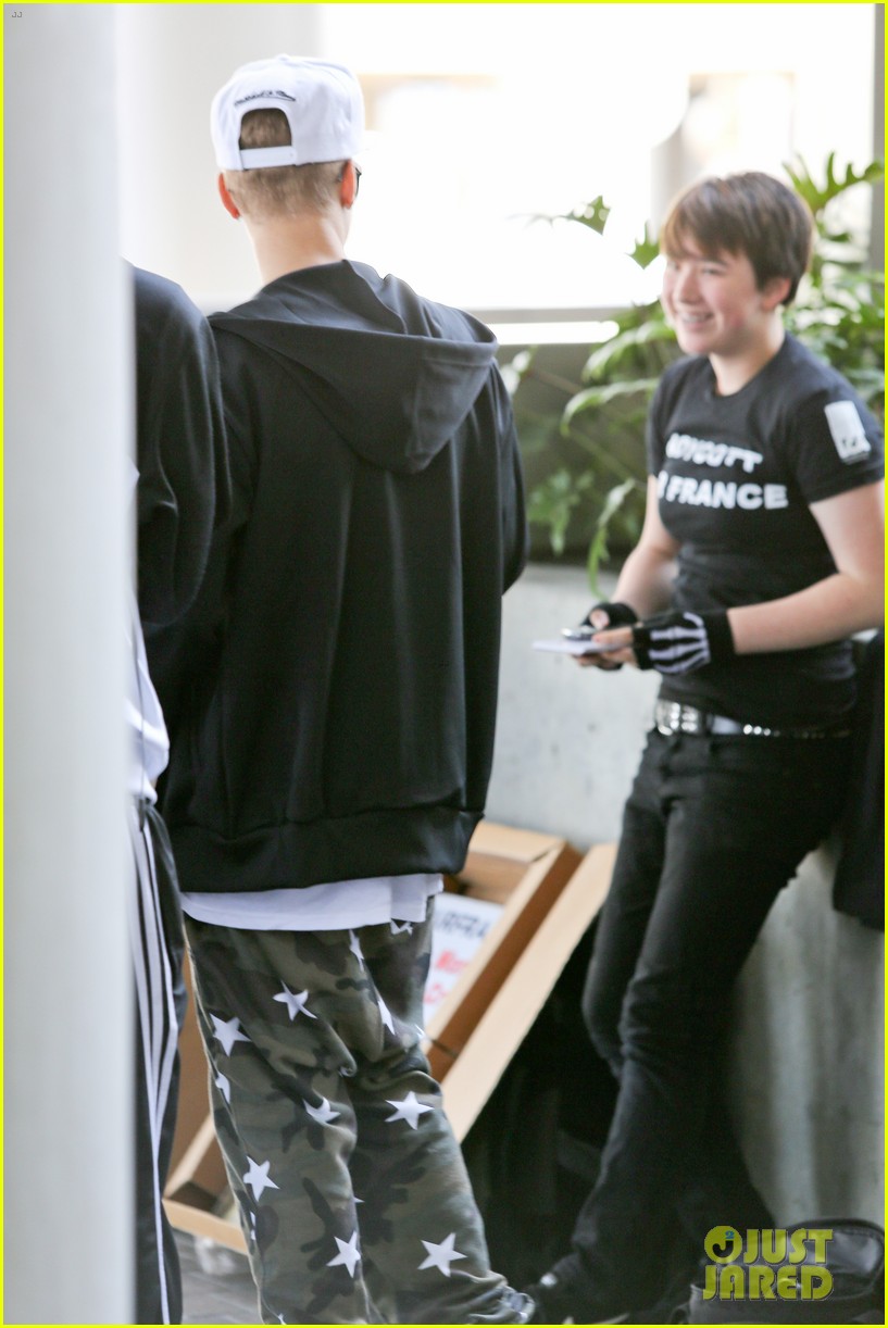 Justin Bieber's Pants Slide Down Super Low at Airport Security: Photo ...