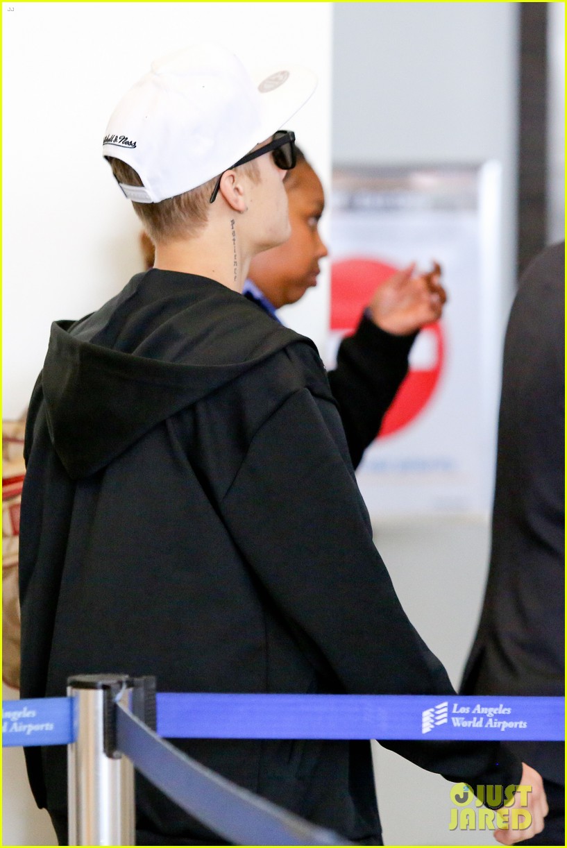 Justin Bieber's Pants Slide Down Super Low at Airport Security: Photo ...
