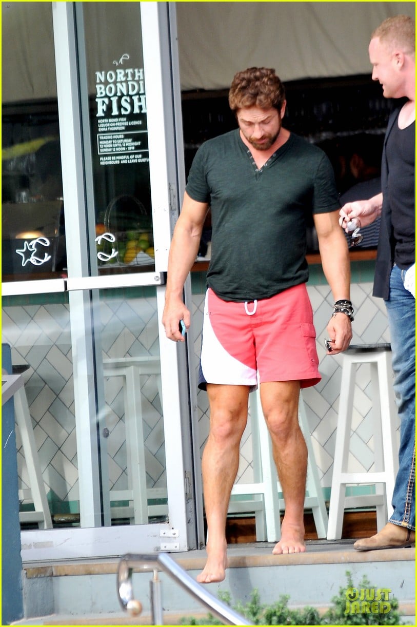 Gerard Butler Shows His Barefoot Confidence at Sydney Bondi Beach Lunch ...