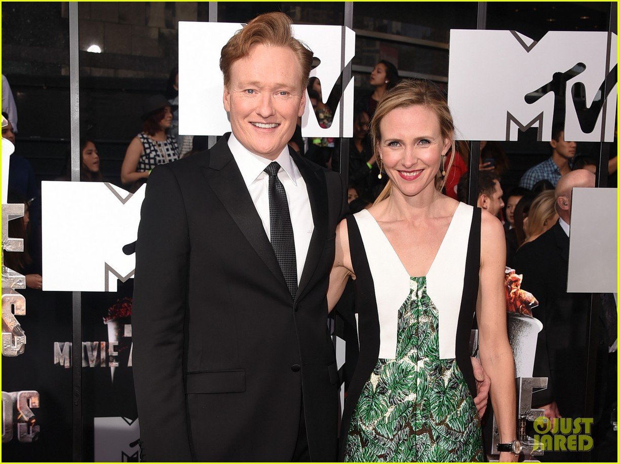 Conan O'Brien Brings Wife Liza Powel to MTV Movie Awards 2014 For His ...