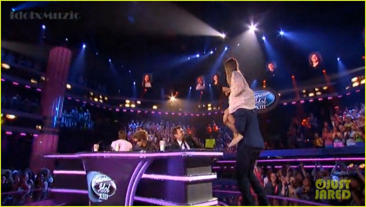 Harry Connick, Jr. Gives Random Girl a Shoulder Ride on 'American Idol ...