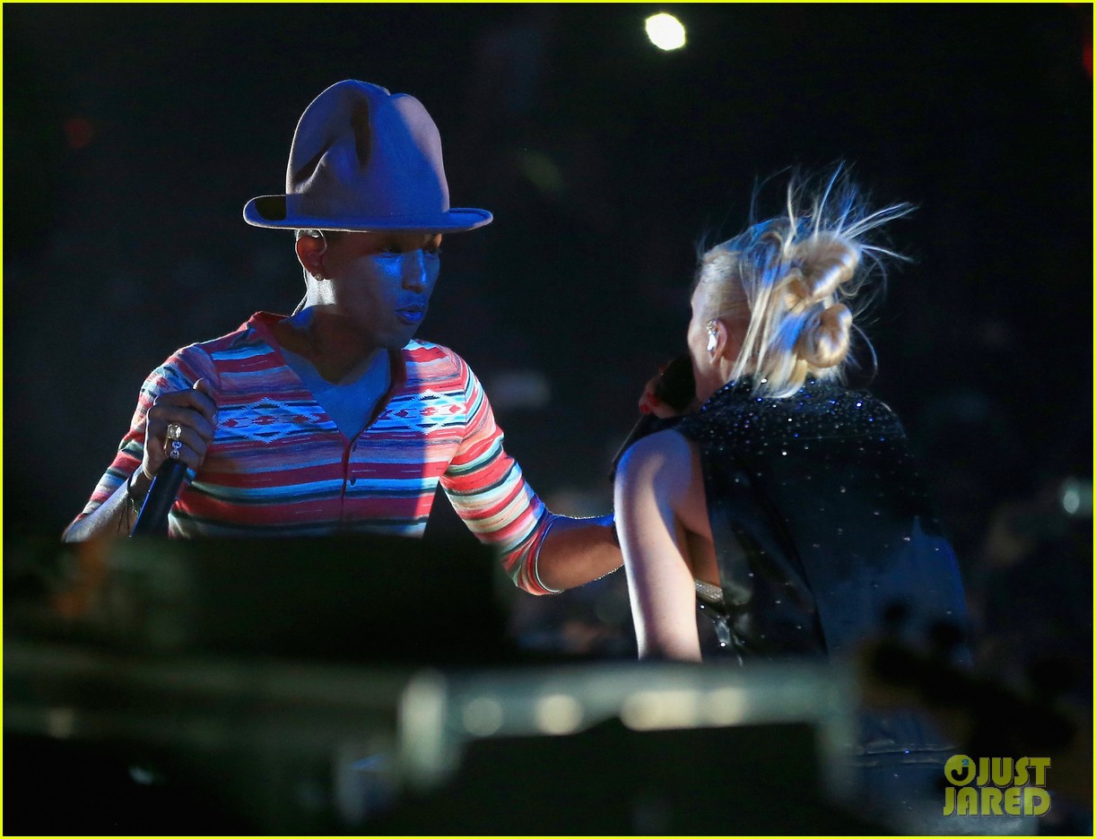 Gwen Stefani Performs 'Hollaback Girl' with Pharrell Williams at ...