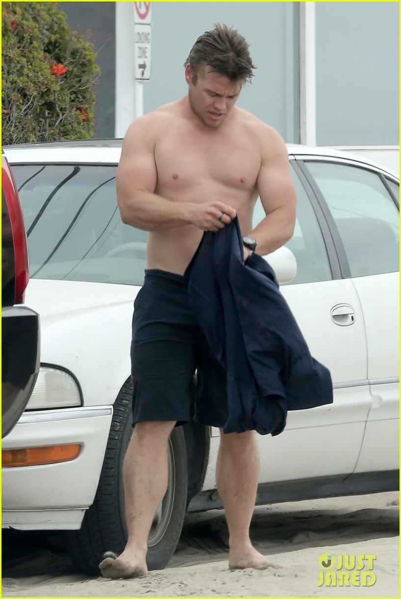 Luke Hemsworth Goes Shirtless at the Beach, Proves He's As Hot As His ...