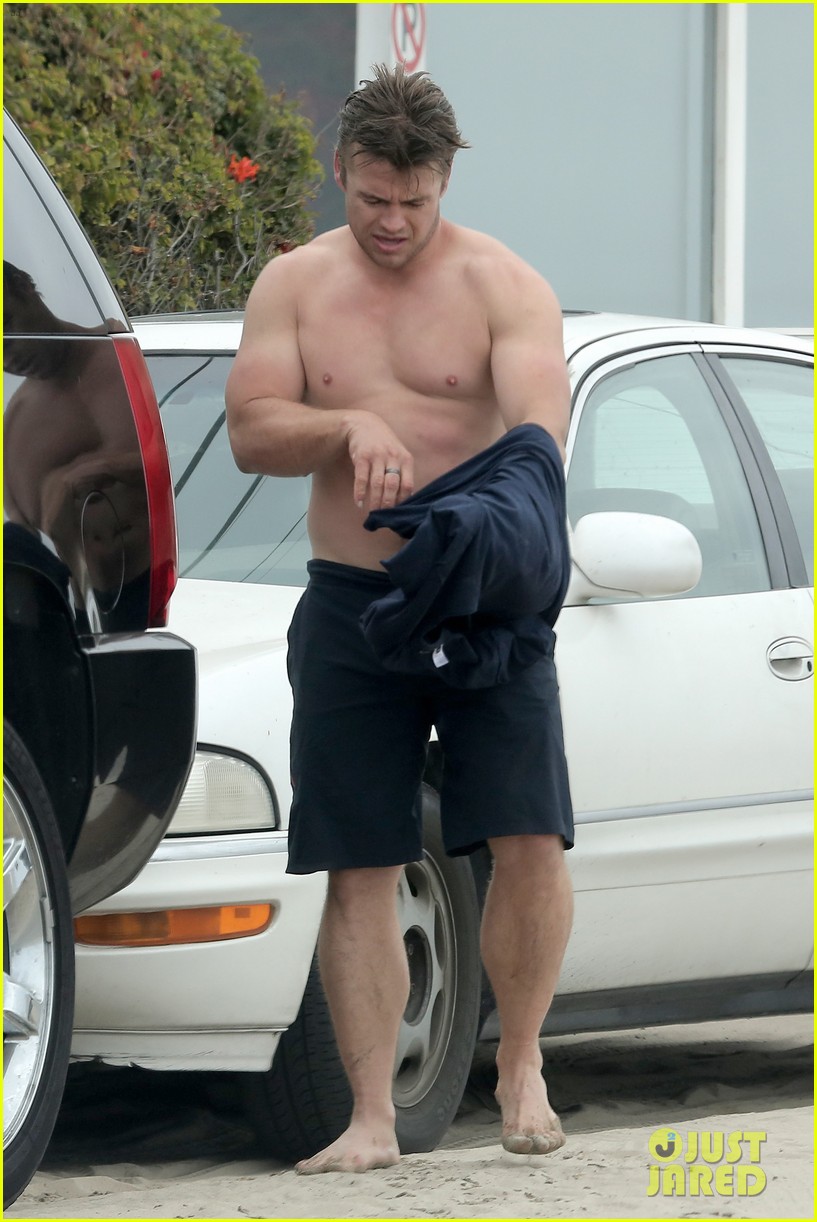 Luke Hemsworth Goes Shirtless at the Beach, Proves He's As Hot As His ...
