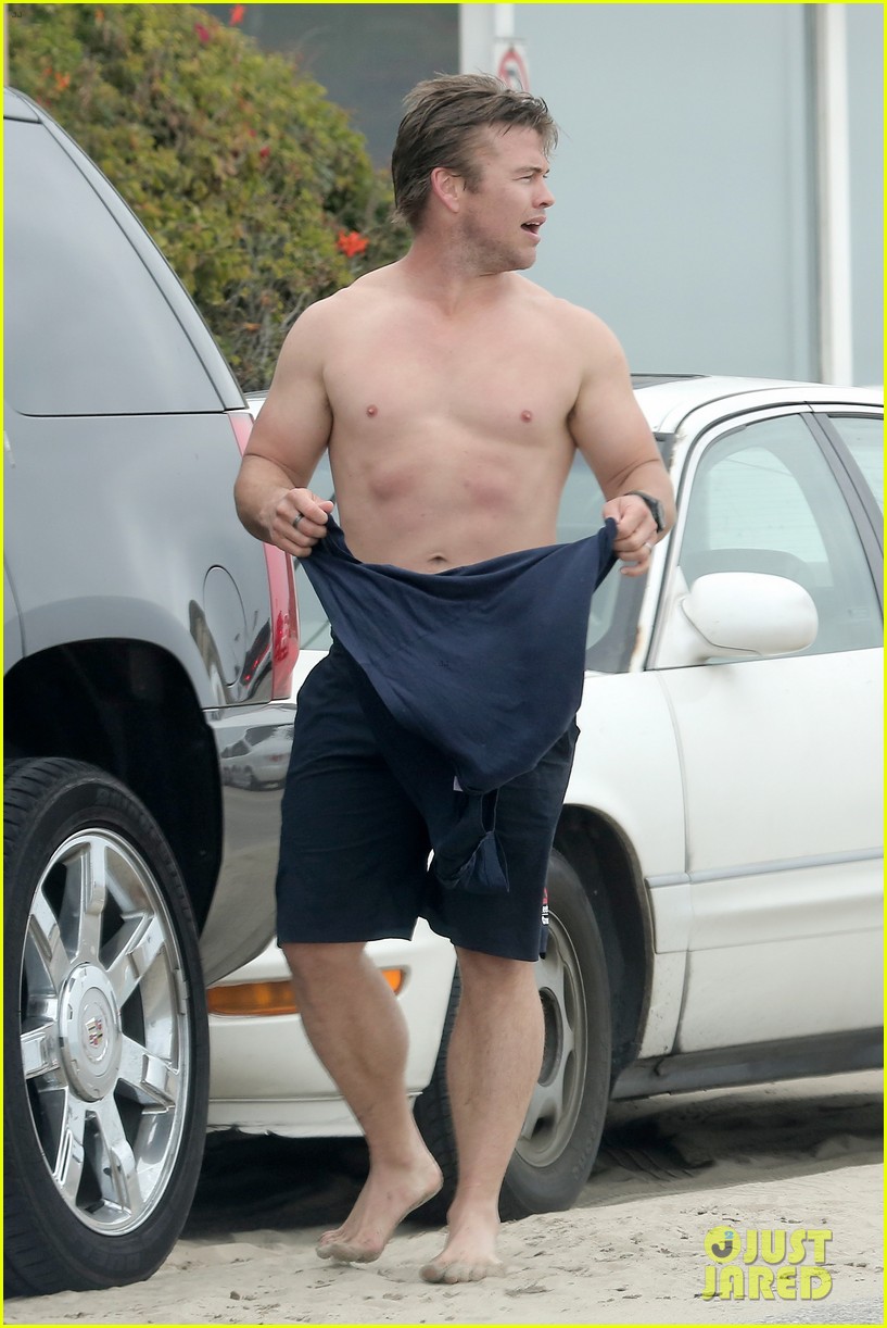 Luke Hemsworth Goes Shirtless at the Beach, Proves He's As Hot As His ...