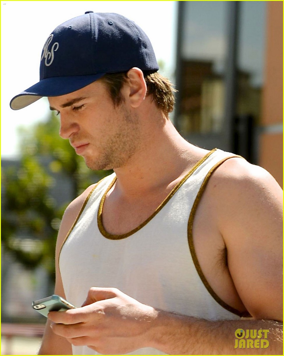 Liam Hemsworth Puts His Buff Biceps on Display in a Tank Top!: Photo ...