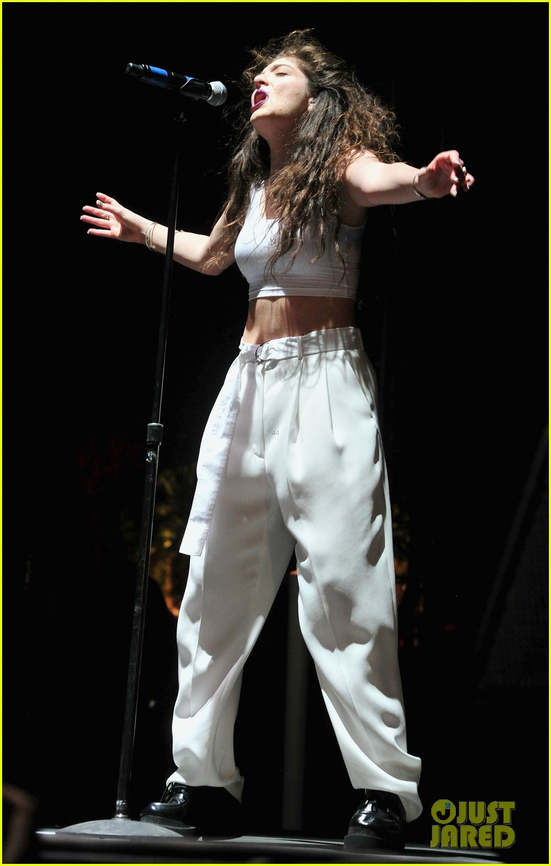 Lorde Withstands a 'Sandstorm' During Coachella 2014 Performance ...