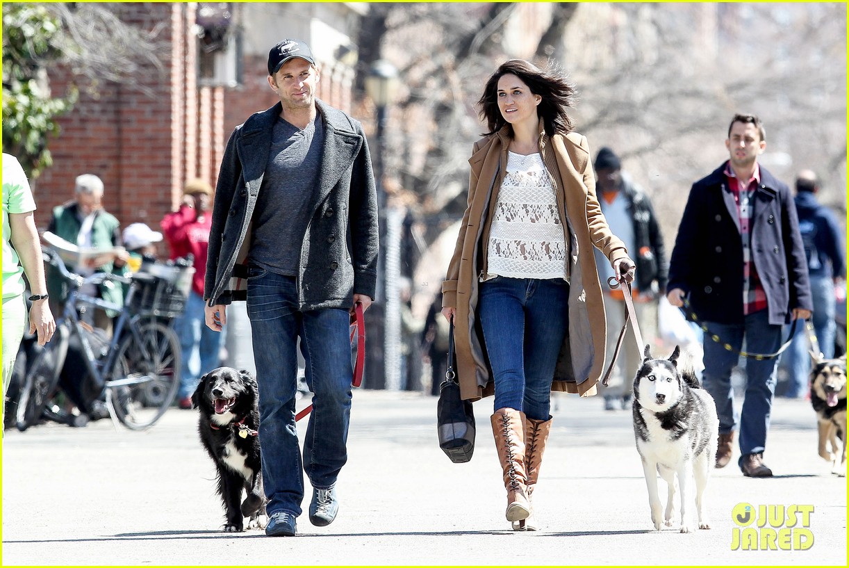 Josh Lucas & Jessica Ciencin Henriquez Look Very Lovey Dovey Despite ...