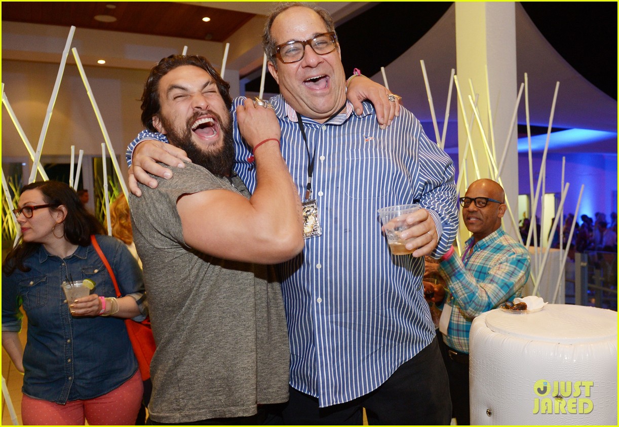 Jason Momoa Proves He Is the Master at Posing for Fan Photos!: Photo ...